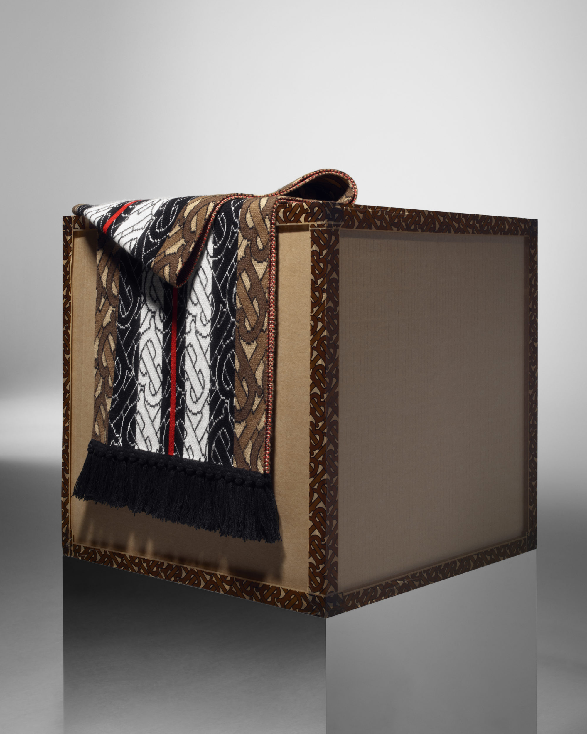 換上新Logo的個性宣言：Burberry 首個 TB Monogram 系列終於誕生 - The Femin