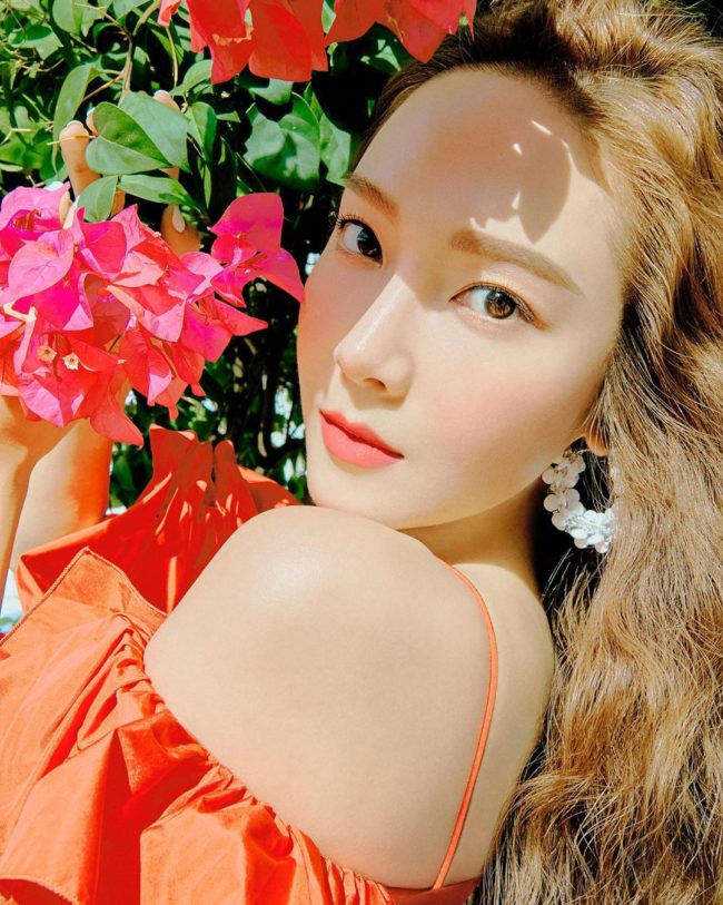 高冷公主的俏皮樣貌更迷人：Jessica 赴峇里島拍攝彩妝廣告 - The Femin