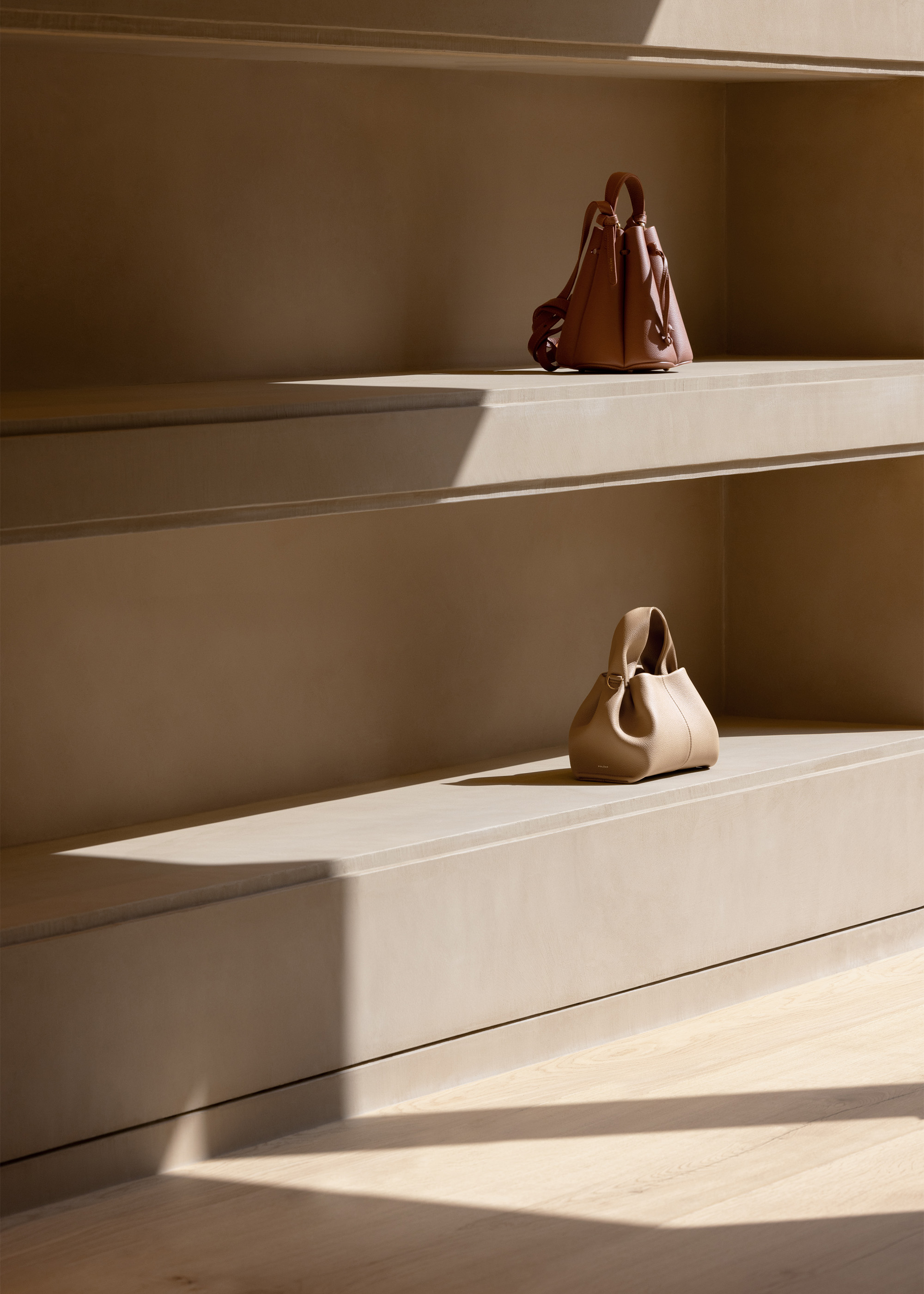 想購入不用再飛到巴黎，Polène 於東京開設旗艦店，旅遊日本時就能親身試背 - The Femin