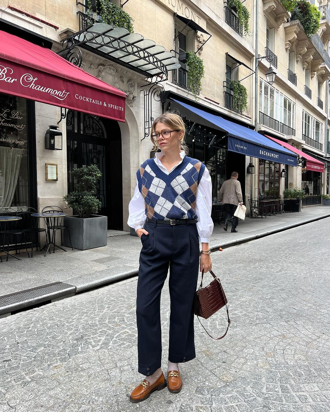 有時是低調老錢風，有時充滿春日俏皮氣息，來看巴黎女生 Elodie Romy 的穿搭 - The Femin