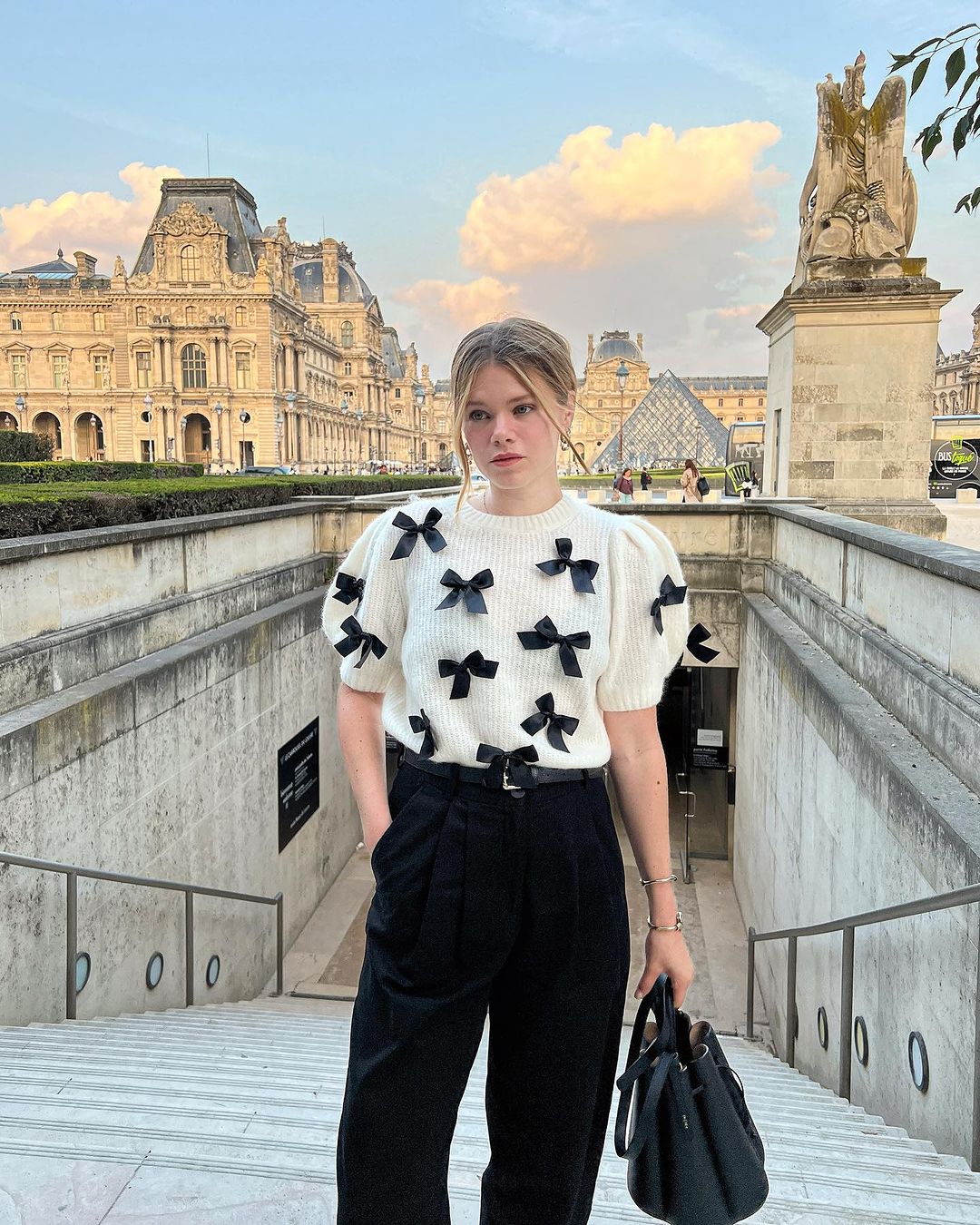 有時是低調老錢風，有時充滿春日俏皮氣息，來看巴黎女生 Elodie Romy 的穿搭 - The Femin